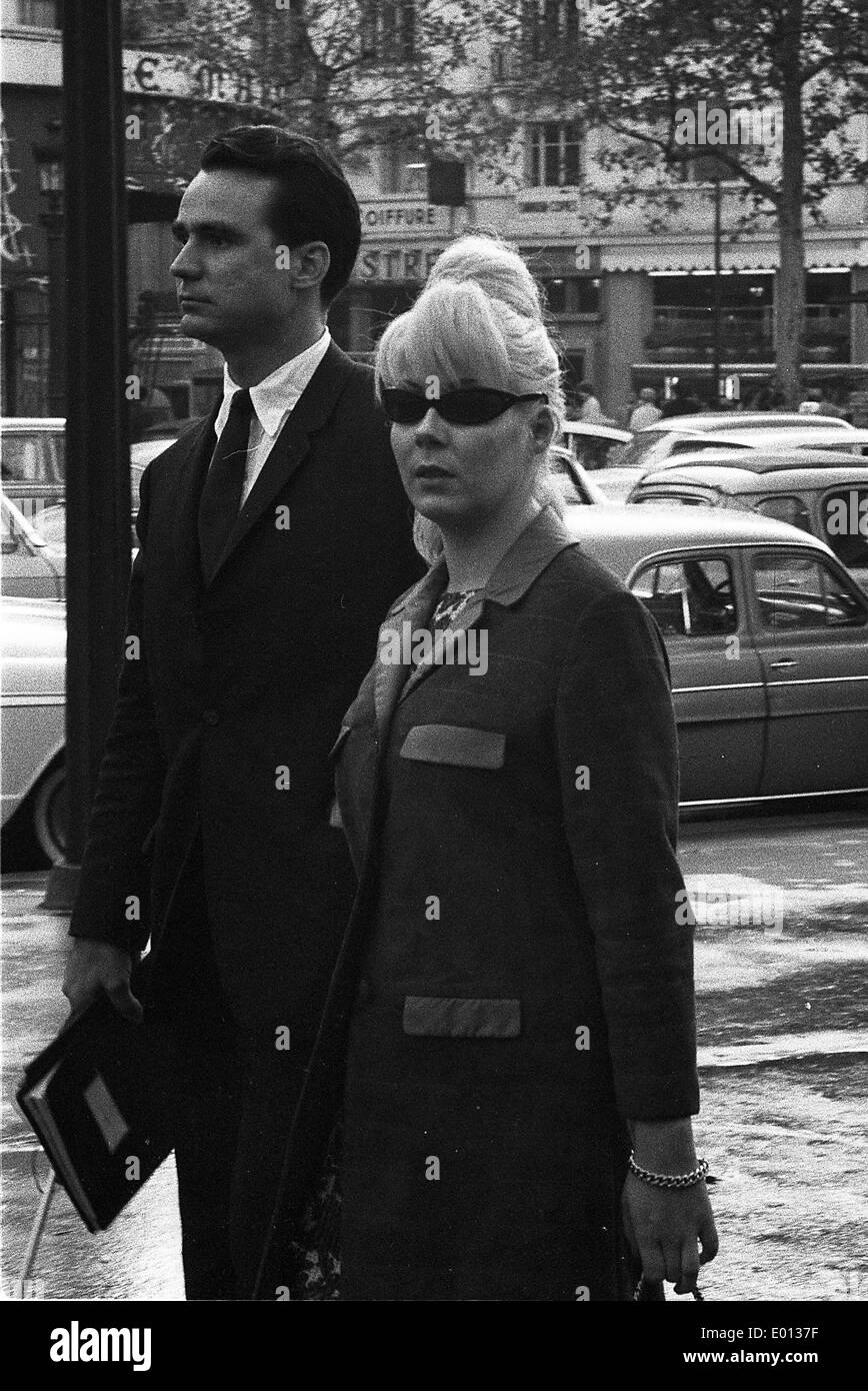 Paris 1960 couple hi-res stock photography and images - Alamy