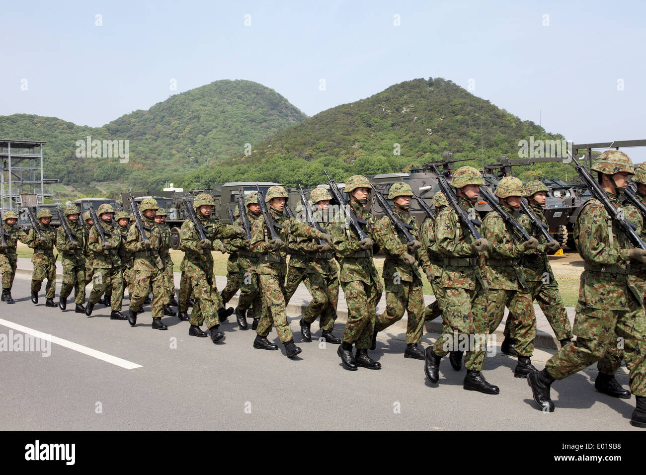 Japanese armed marching soldiers with weapon Stock Photo - Alamy