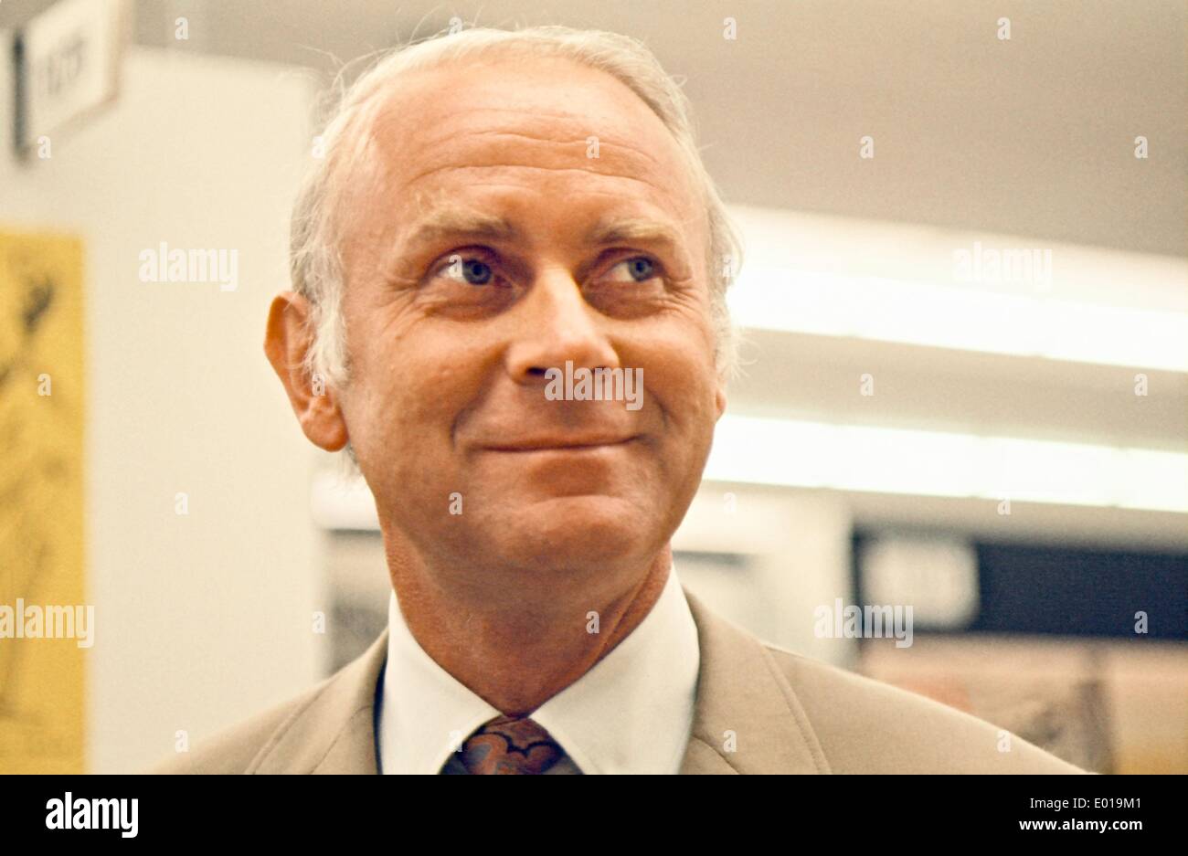 Von (loriot) hi-res stock photography and images - Alamy