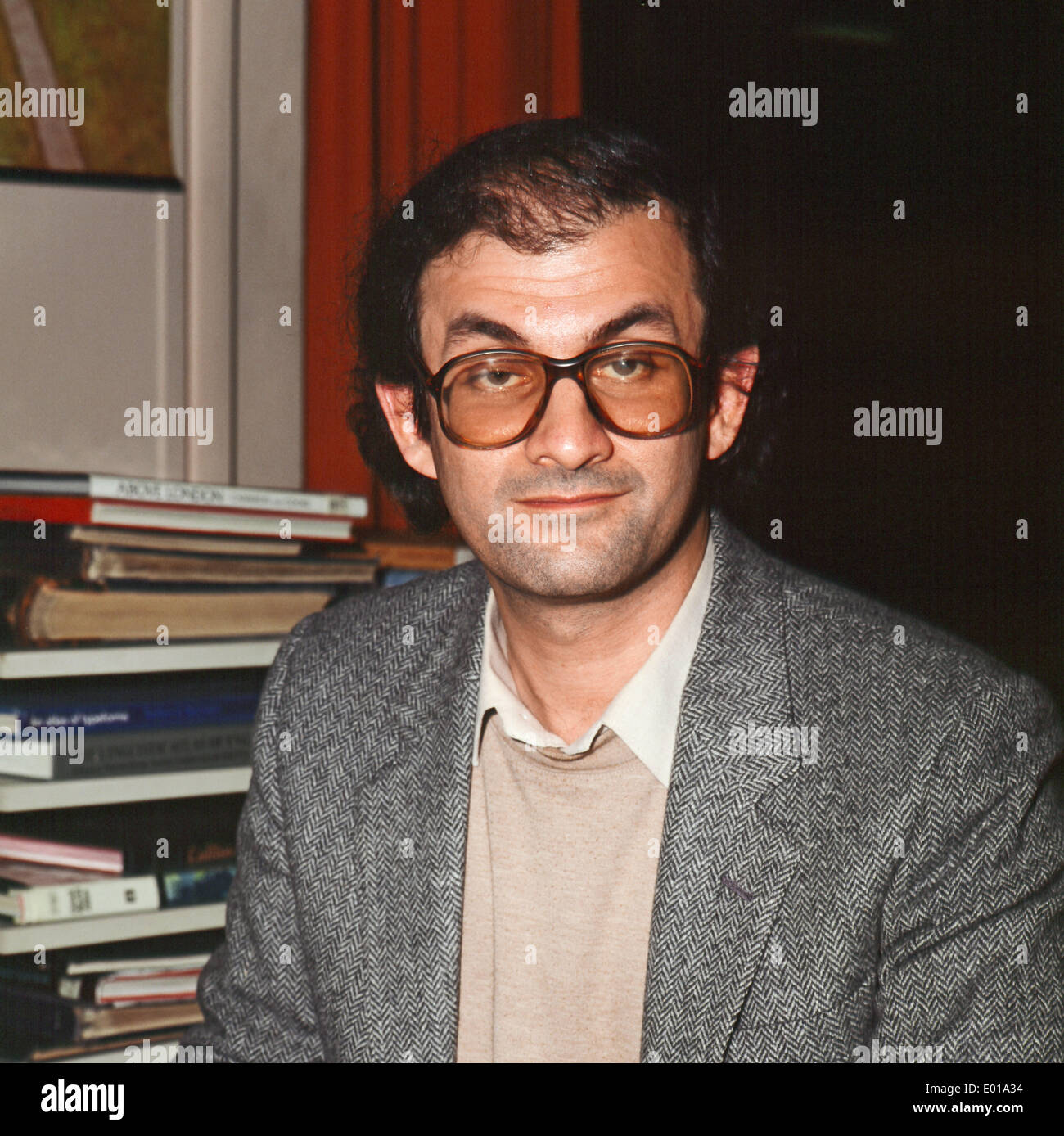 Salman rushdie 1989 hi-res stock photography and images - Alamy