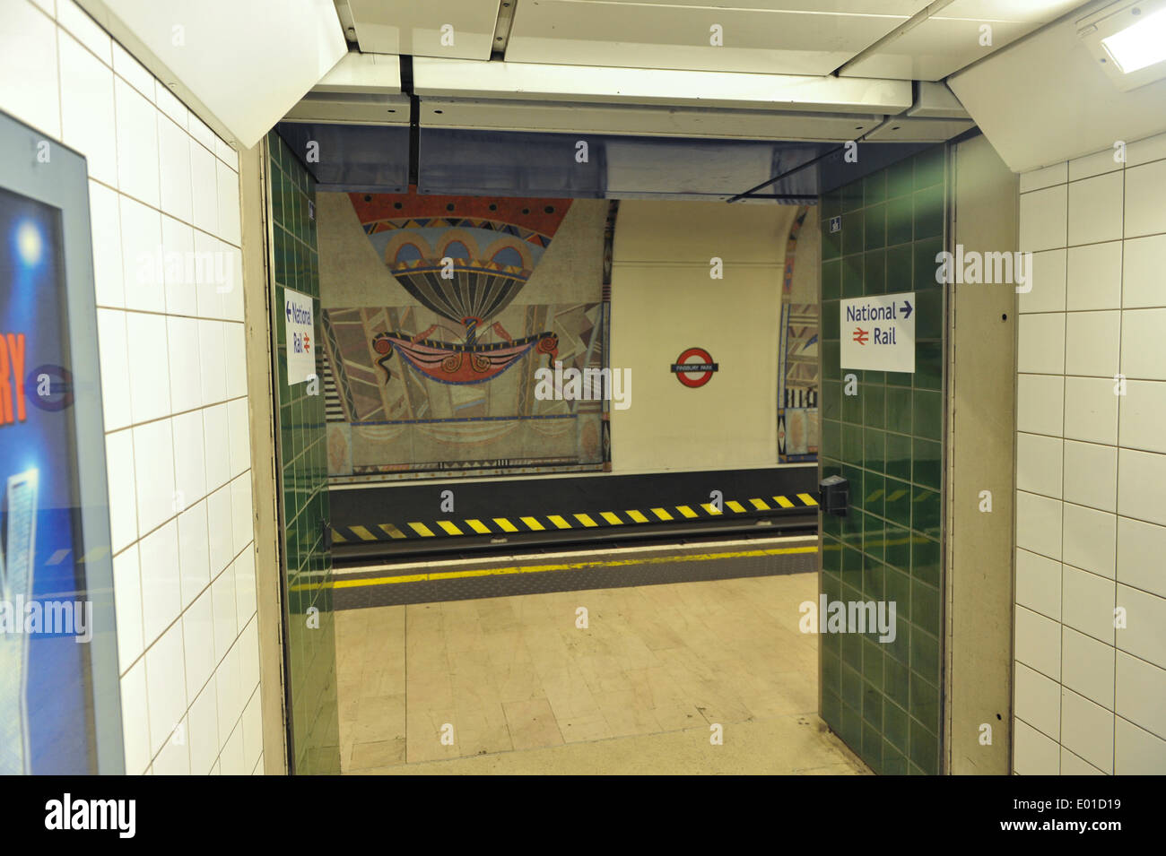 Piccadilly line tube hi-res stock photography and images - Alamy