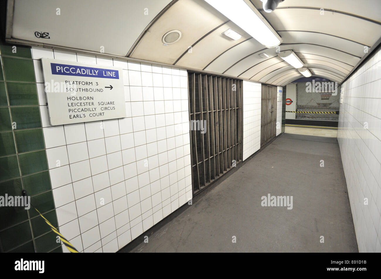 Piccadilly line tube hi-res stock photography and images - Alamy
