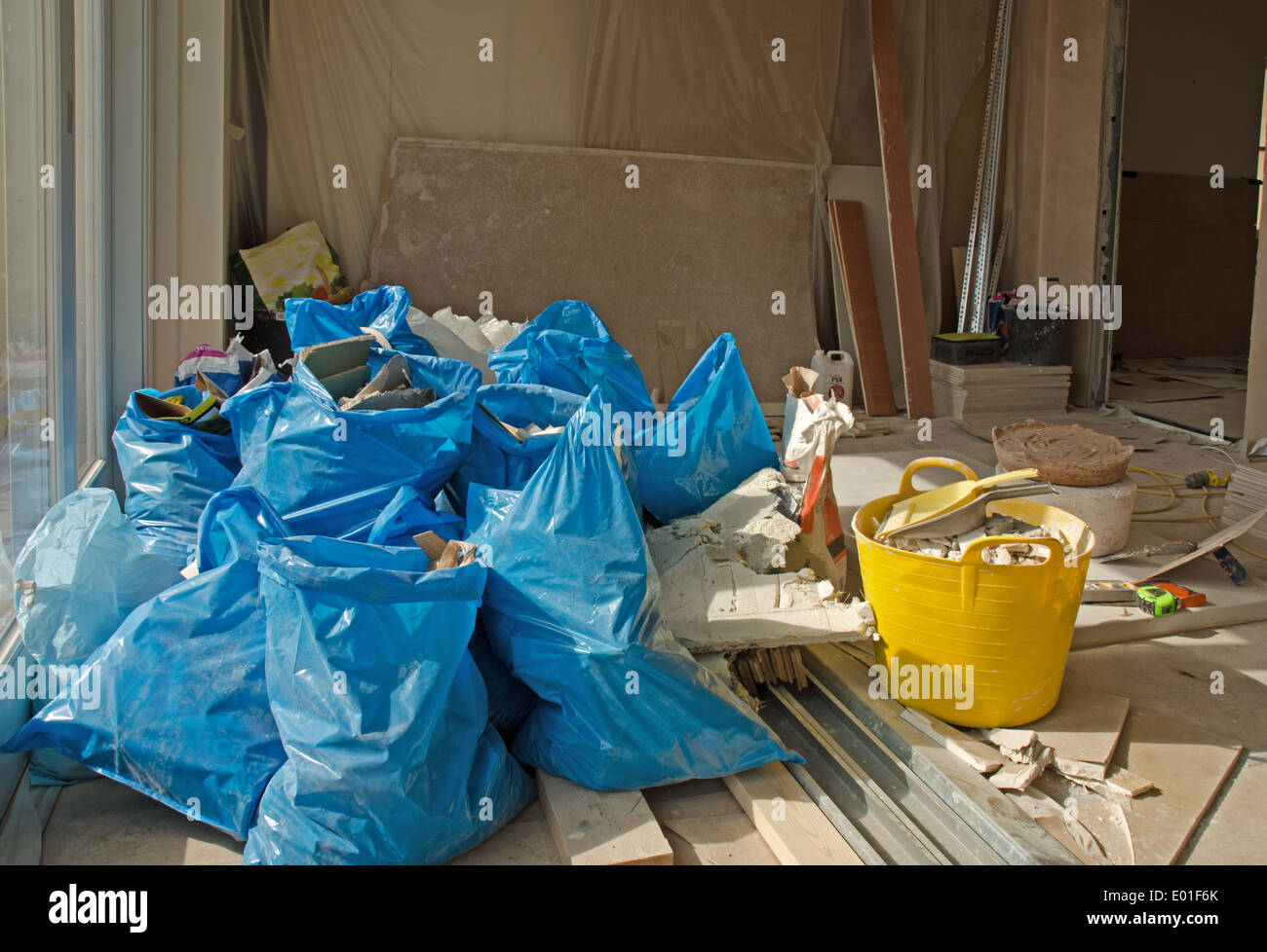 Builders Rubbish Stock Photos & Builders Rubbish Stock Images - Alamy