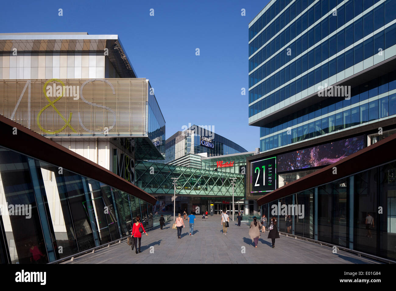 Stratford westfield shopping bridge hi-res stock photography and images ...
