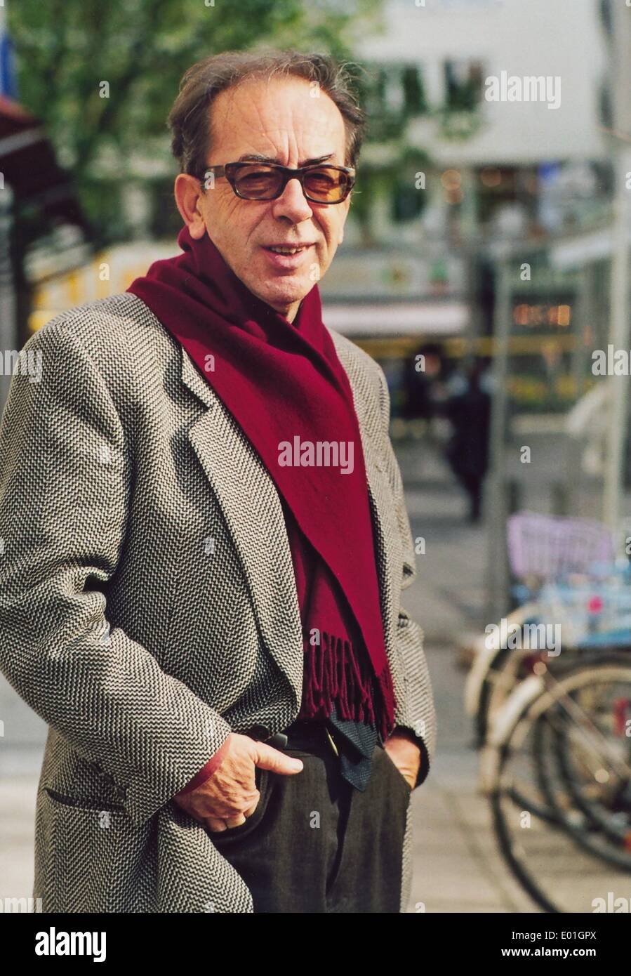 Ismail Kadare, 2002 Stock Photo - Alamy