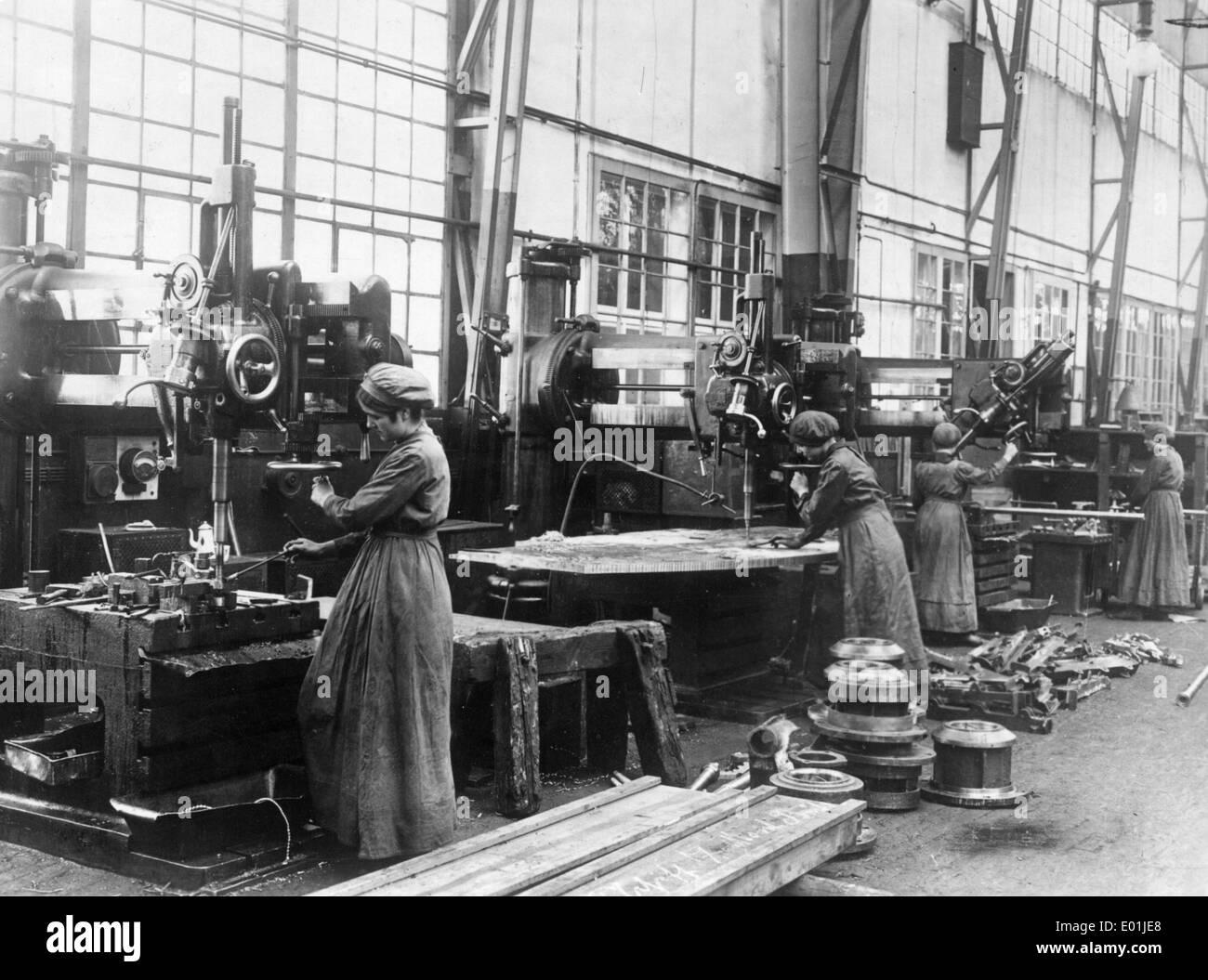 Women workers manufacturing munitions hi-res stock photography and ...