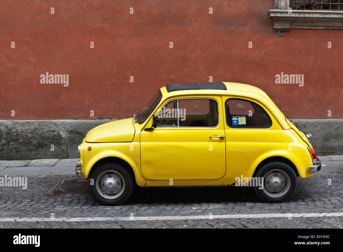 Yellow fiat 500 car hi-res stock photography and images - Alamy