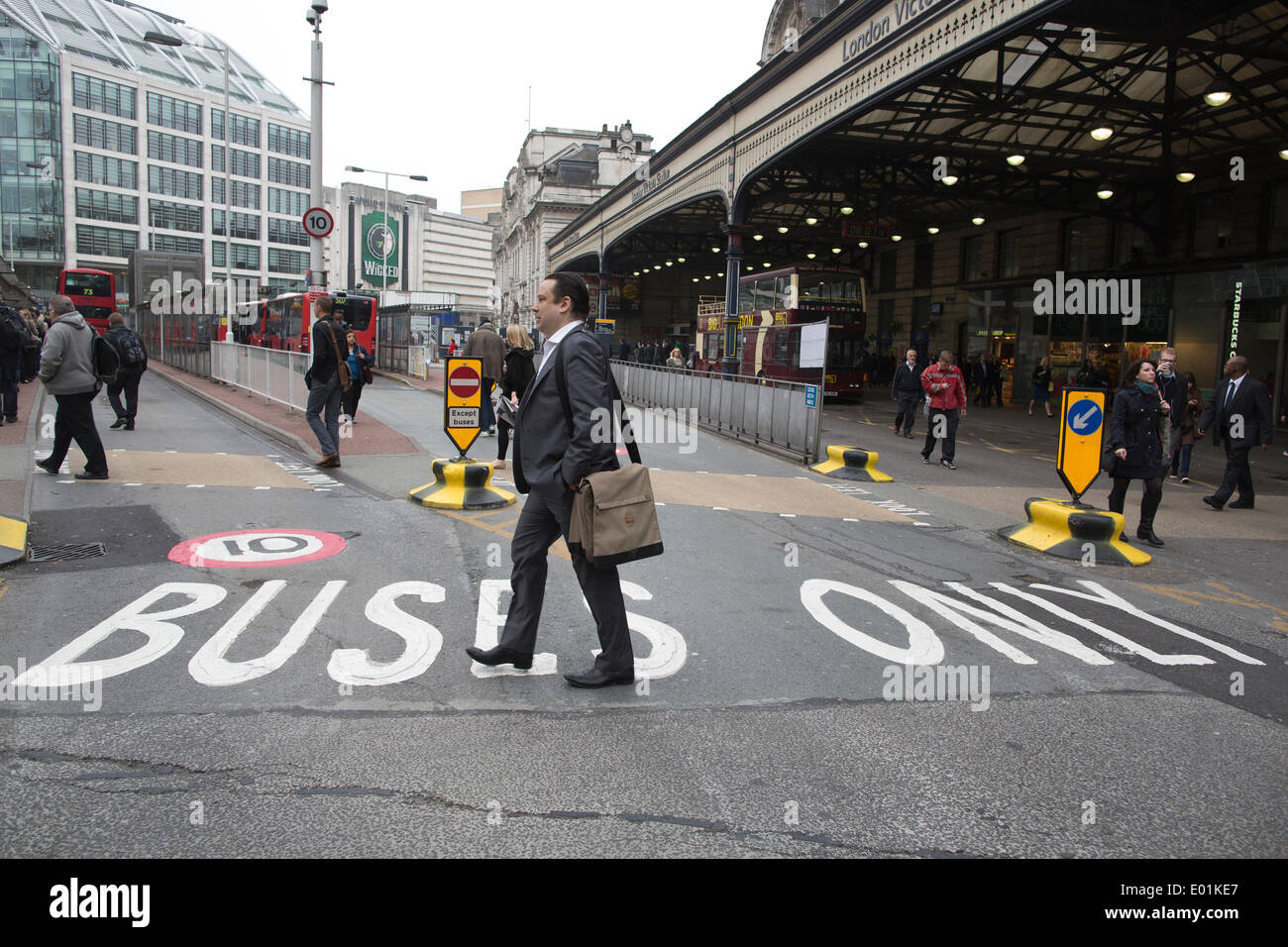London tube strike london underground victoria station bus queues buses ...