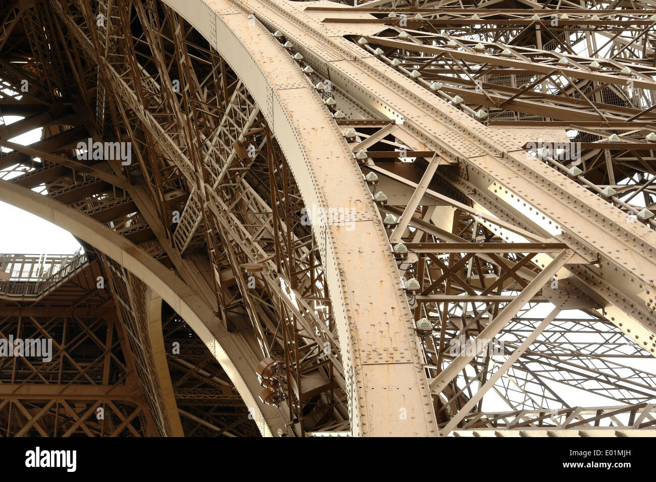 The Eiffel Tower framework and the fragments construction. Paris ...