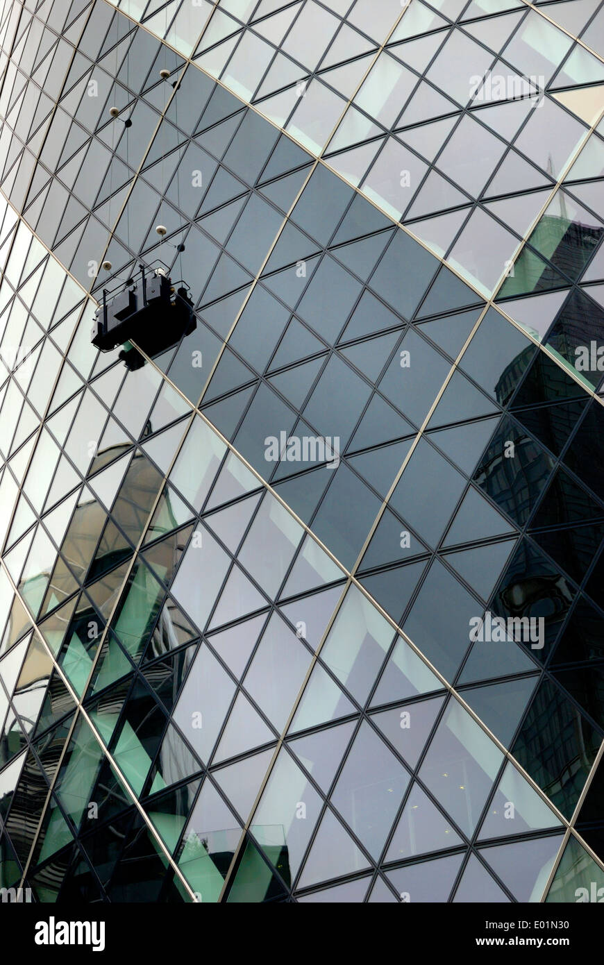 London, England, UK. Washing the windows of the 'Gherkin', 30 St Mary ...