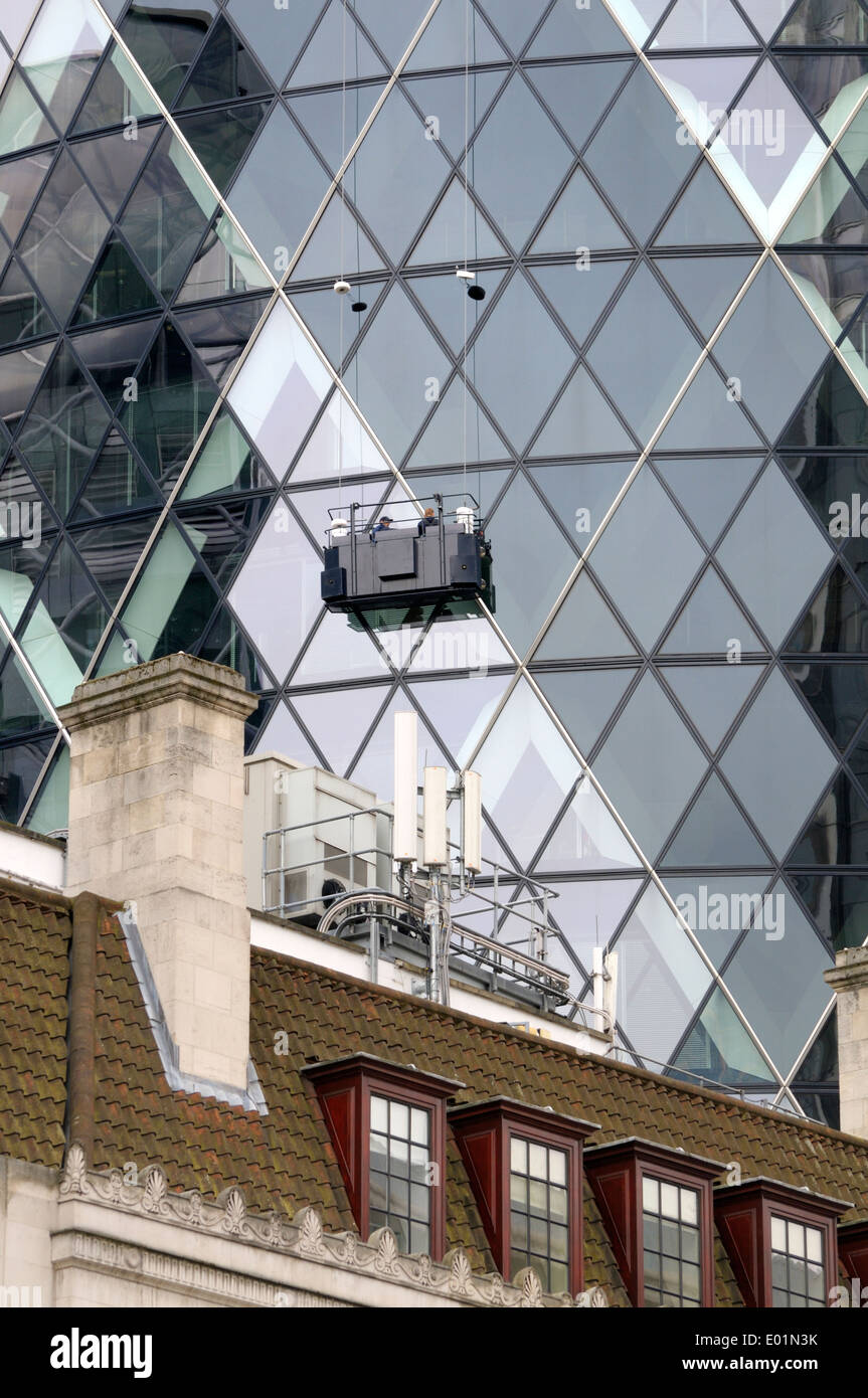 London, England, UK. Washing the windows of the 'Gherkin', 30 St Mary ...