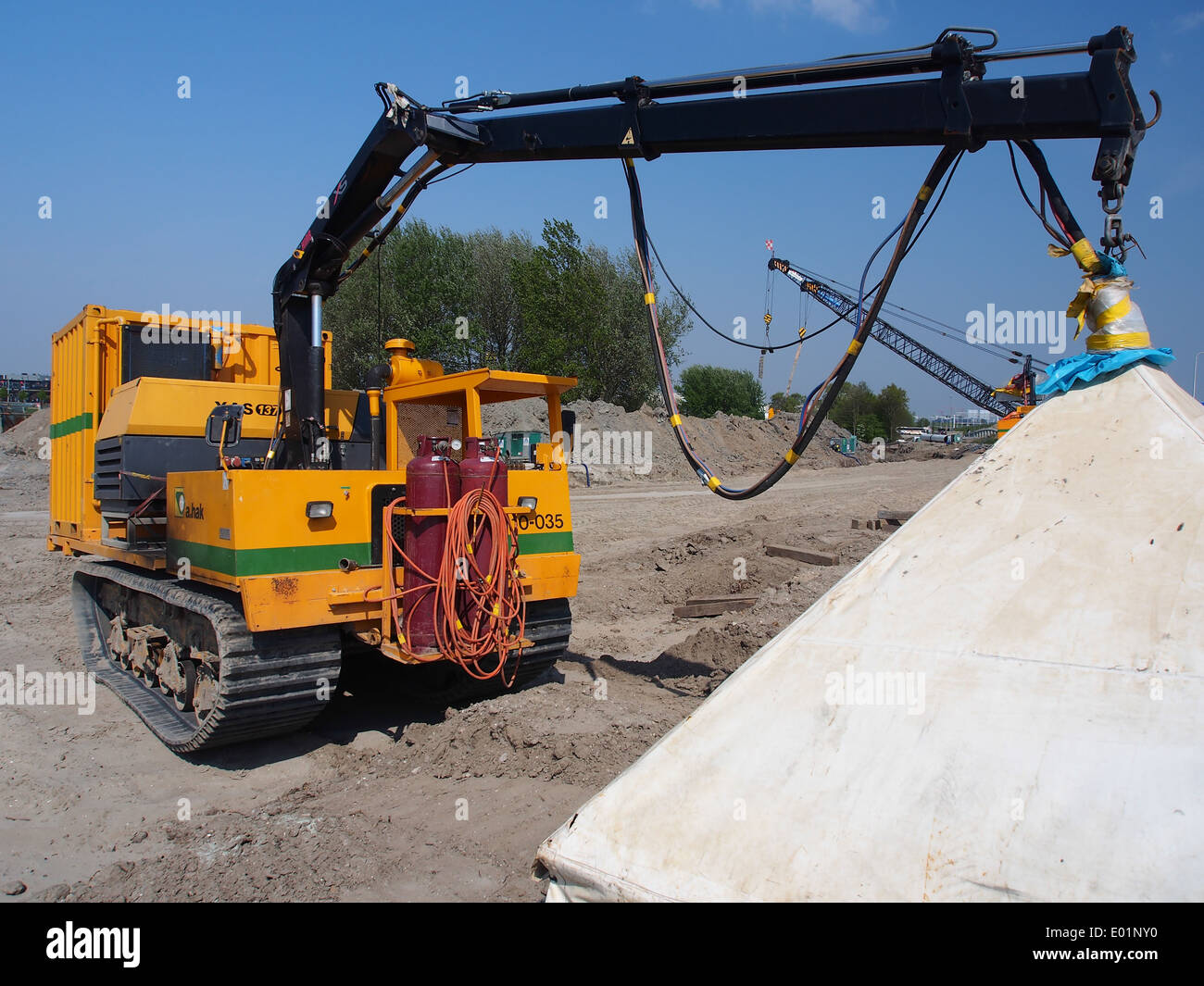 The Liebherr SR714 welding tractor is a construction vehicle designed ...