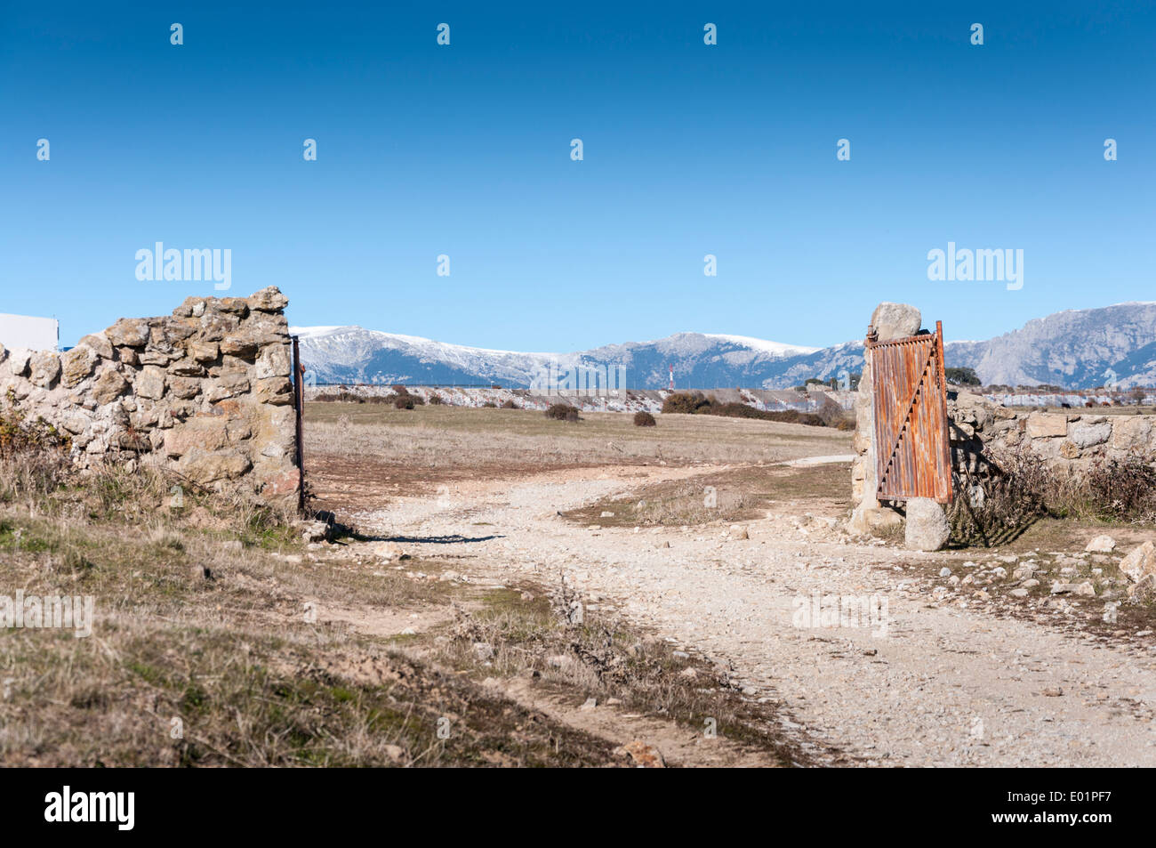 Open field gate hi-res stock photography and images - Alamy
