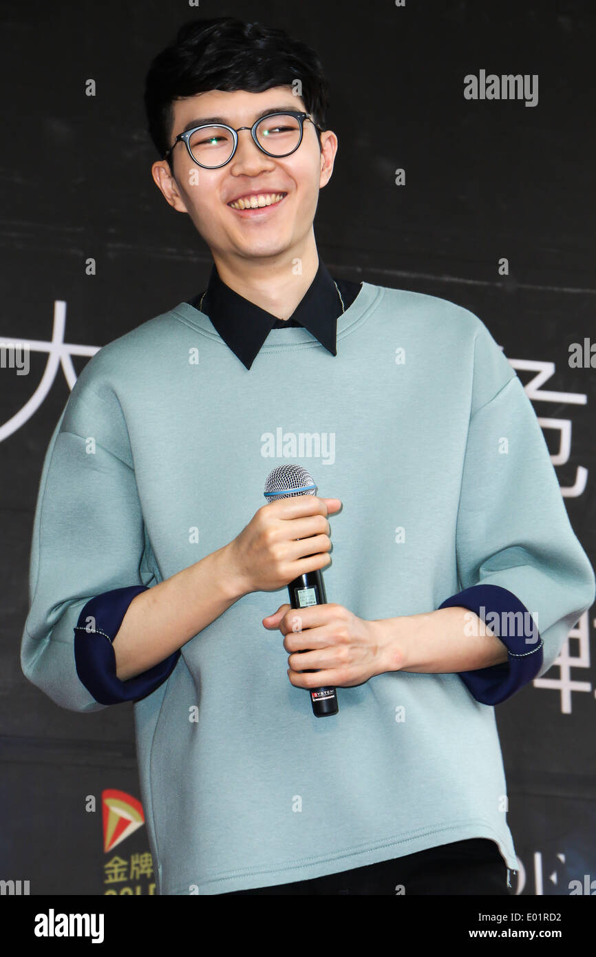 Taipei. 27th Apr, 2014. Singer Khalil Fong holds signing session in ...