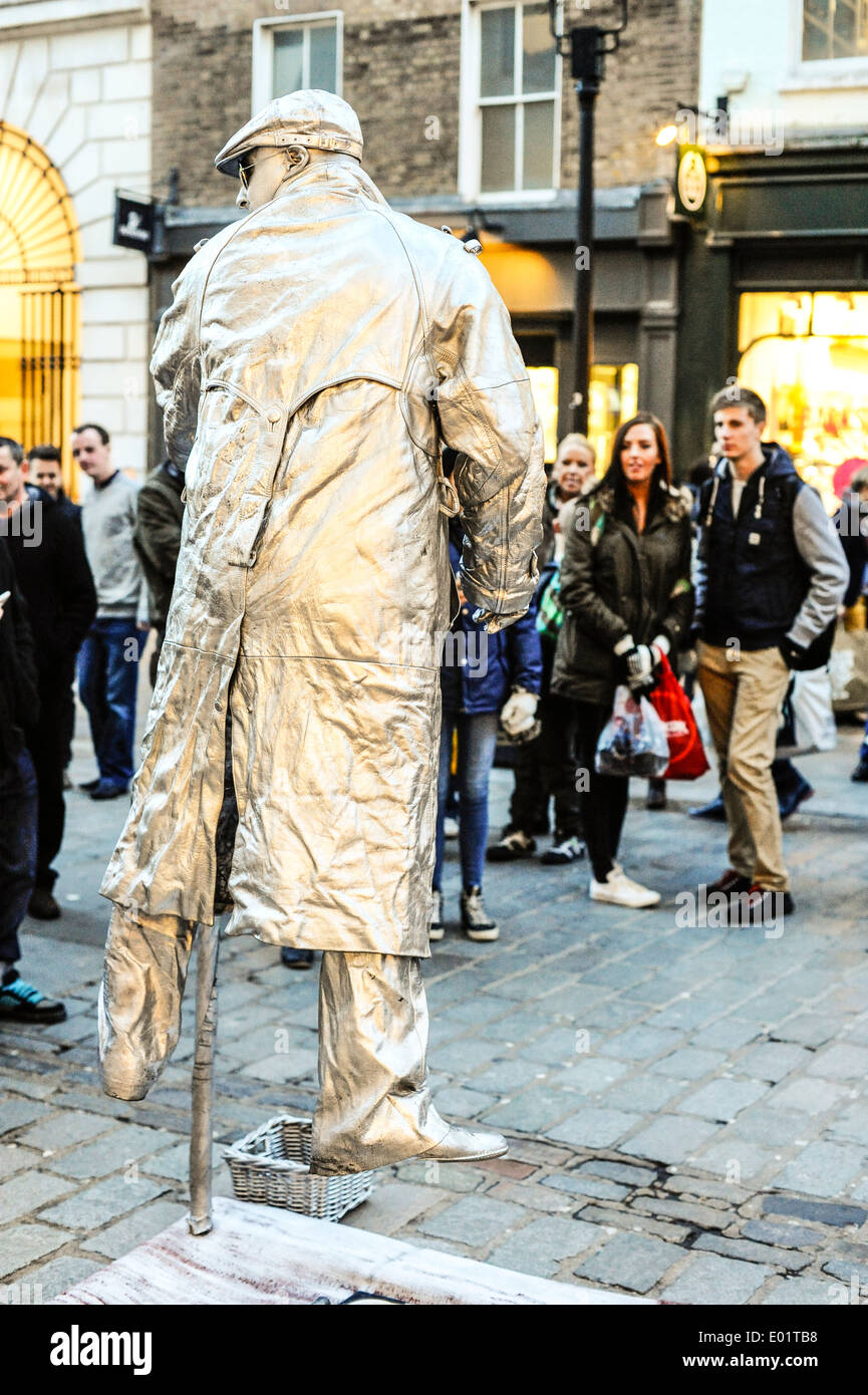 Living statue london hi-res stock photography and images - Alamy