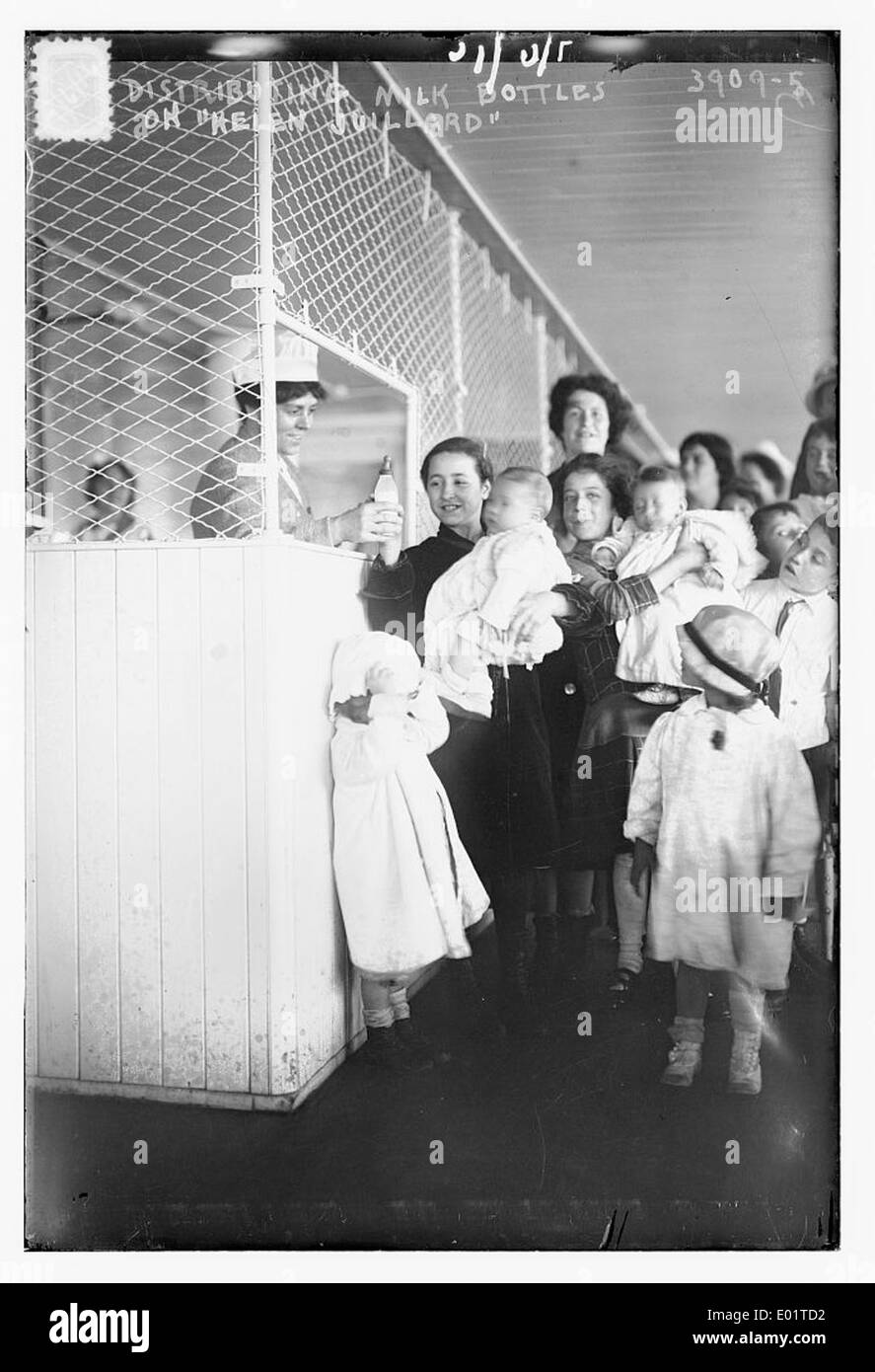 Bottles Of Milk Black and White Stock Photos & Images - Alamy