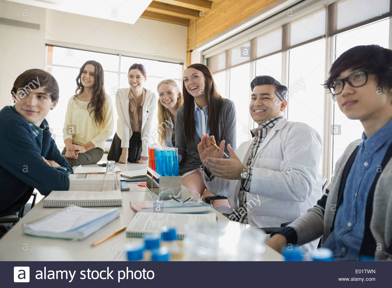 Asian science class hi-res stock photography and images - Alamy