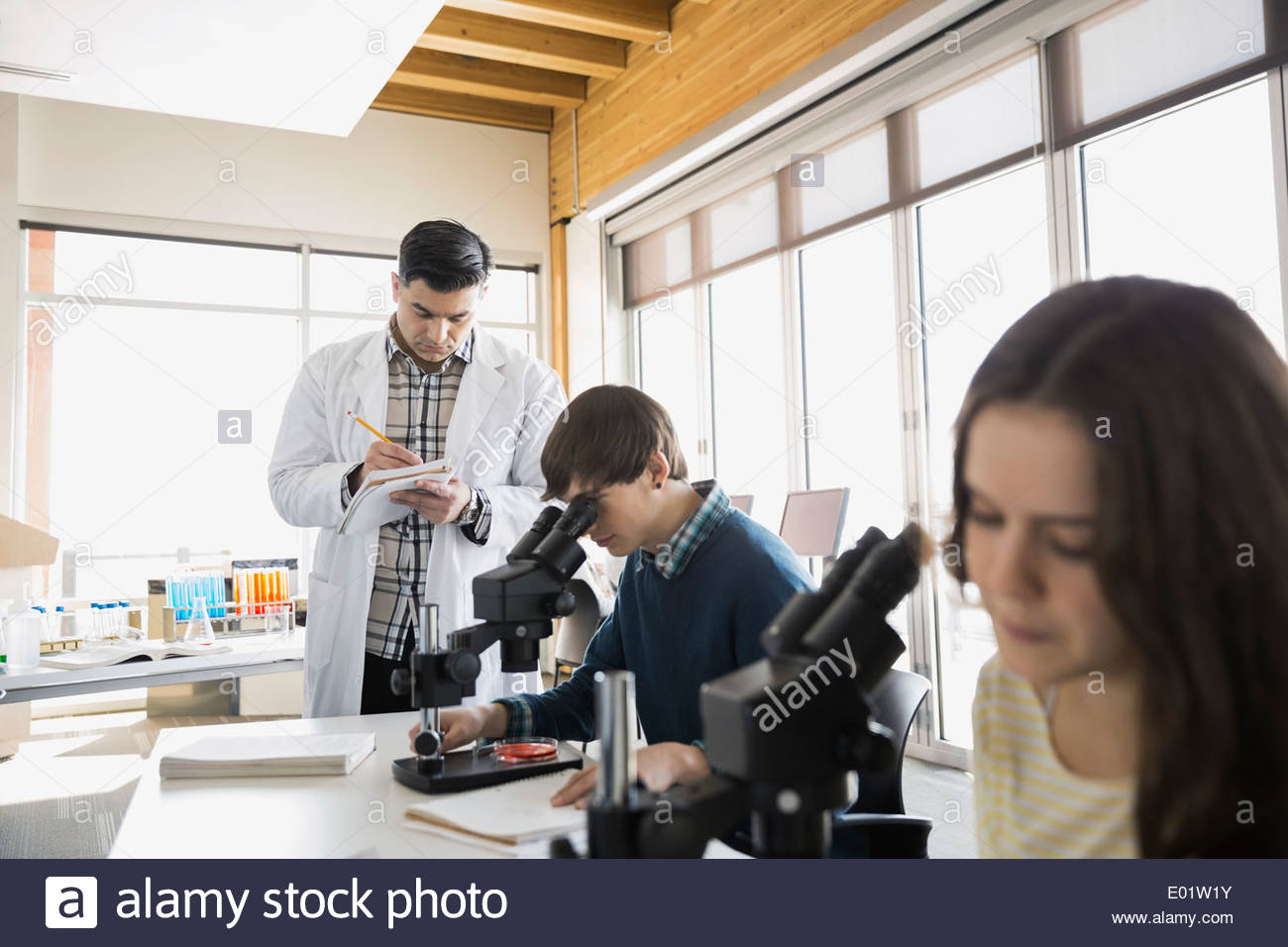 Indian girls science lab hi-res stock photography and images - Alamy