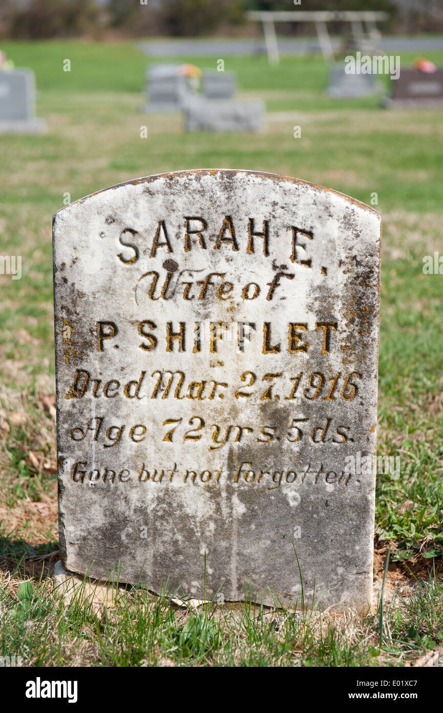 Weathered tombstone dating from 1916 Stock Photo - Alamy