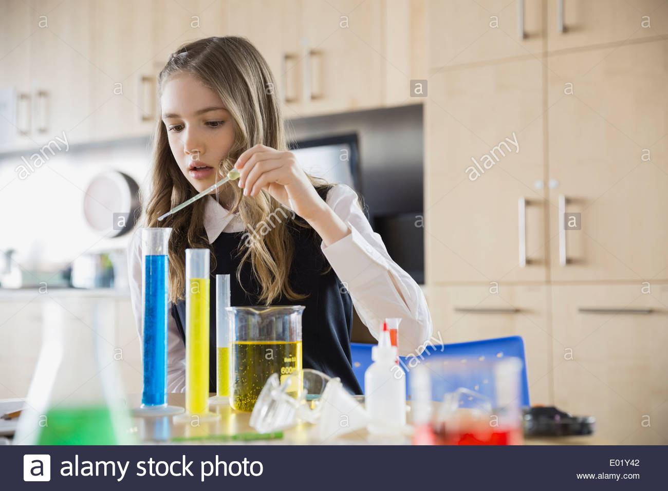Girl science experiment hi-res stock photography and images - Alamy