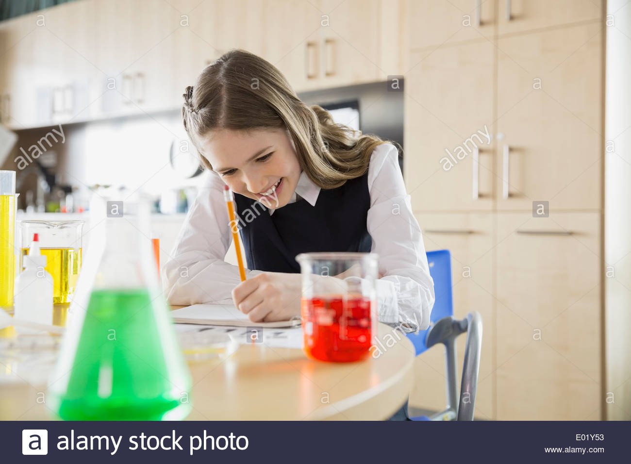 Girl science experiment hi-res stock photography and images - Alamy
