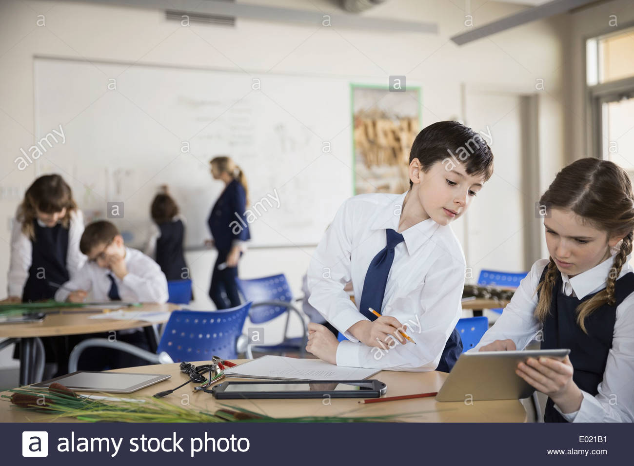Classroom students working together hi-res stock photography and images ...
