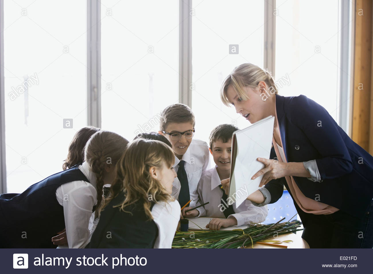 Classroom students working together hi-res stock photography and images ...