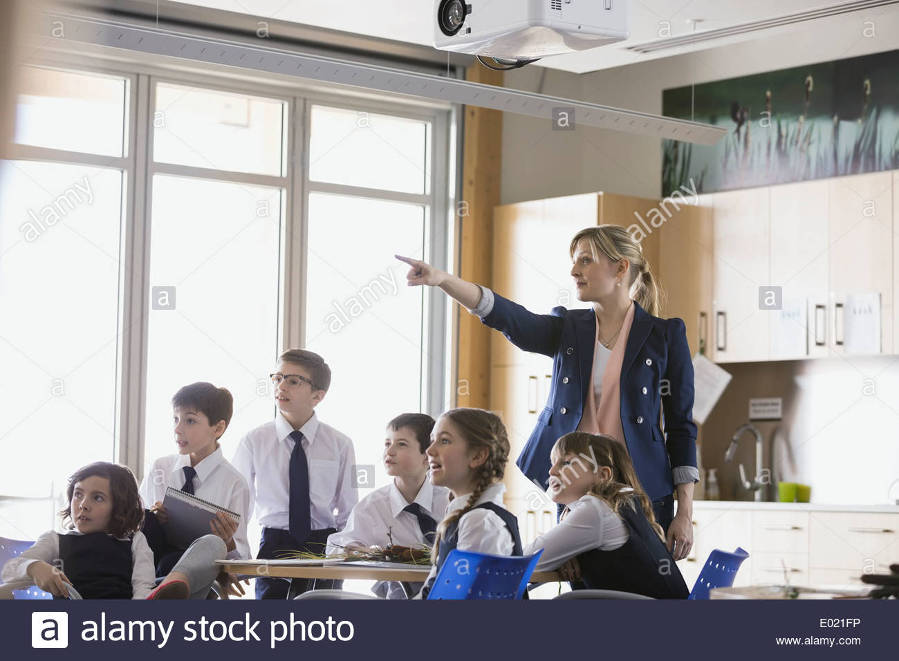 Teacher pointing students hi-res stock photography and images - Alamy