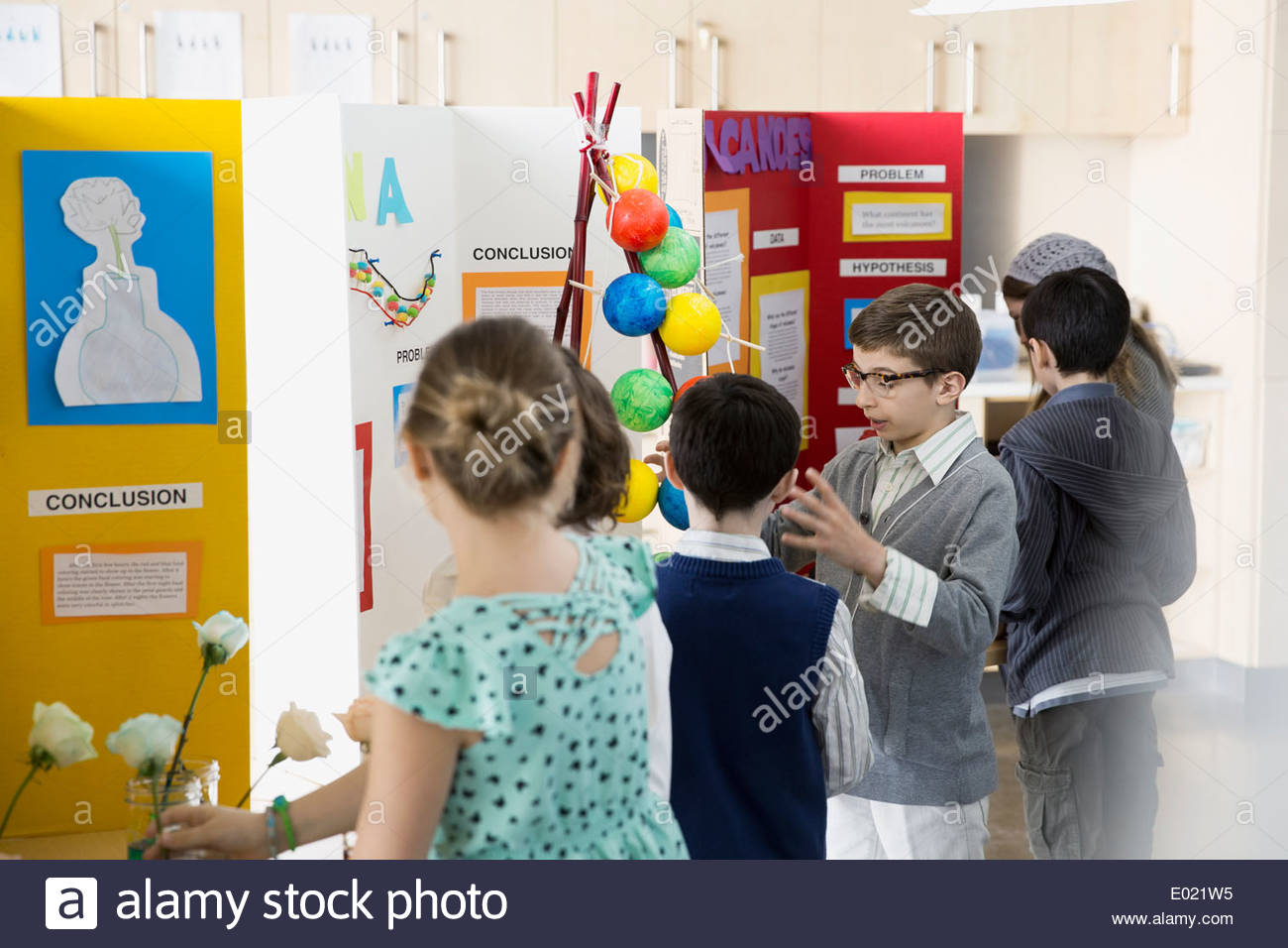 Boy science hi-res stock photography and images - Alamy