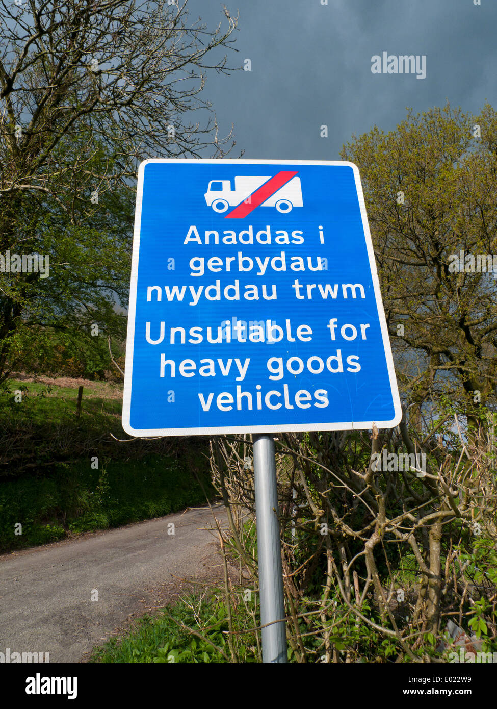 Bilingual Welsh English language sign forbidding HGV vehicles to use a ...