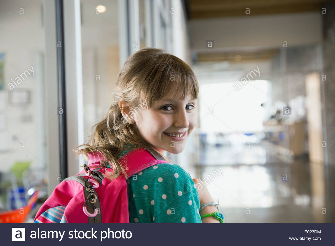 School girl back view school hi-res stock photography and images - Alamy