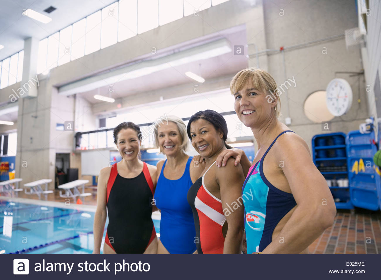 Women at swimming pool hi-res stock photography and images - Alamy