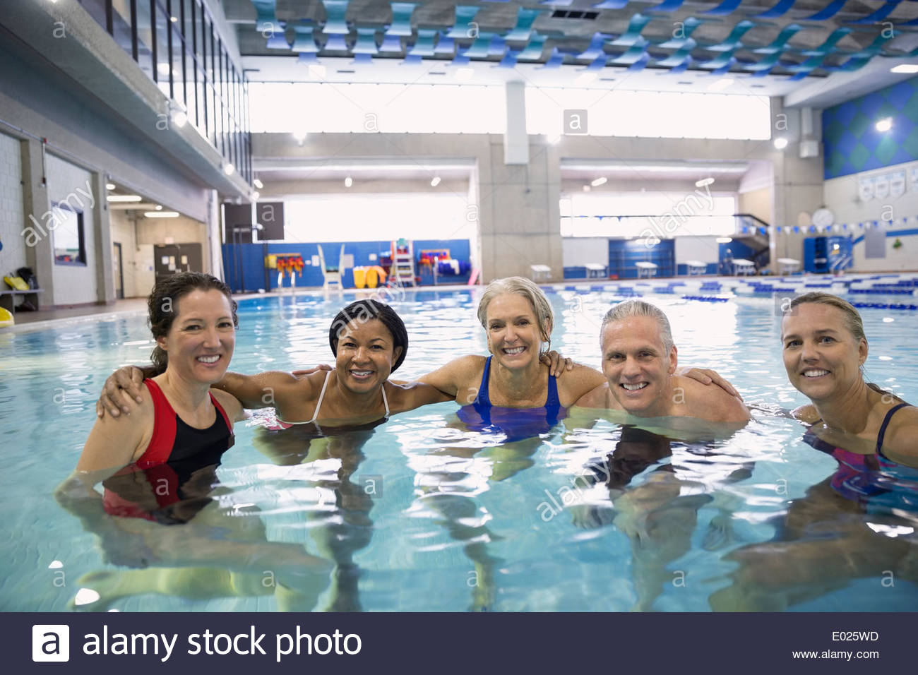 Friends in swimming pool hi-res stock photography and images - Alamy