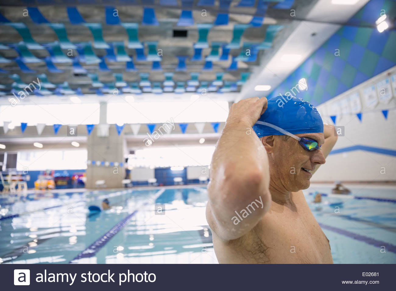 Man adjusting goggles hi-res stock photography and images - Alamy
