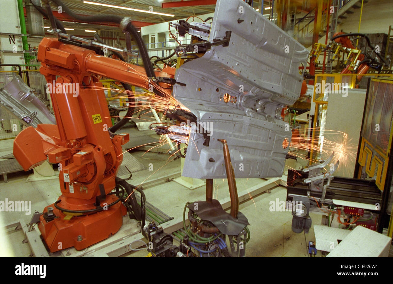 Robot welding car hi-res stock photography and images - Alamy