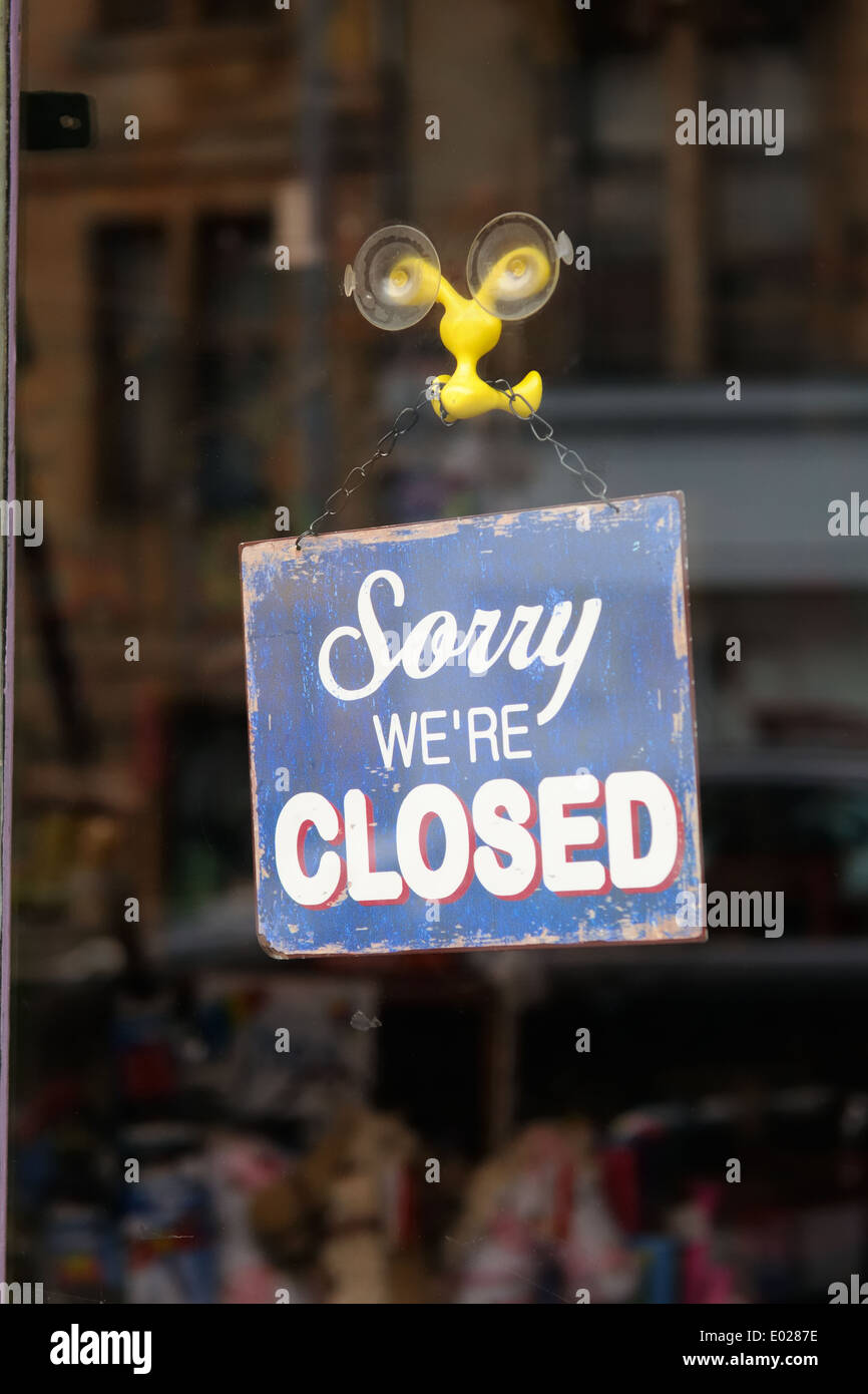 Closed sign on shop door Stock Photo - Alamy