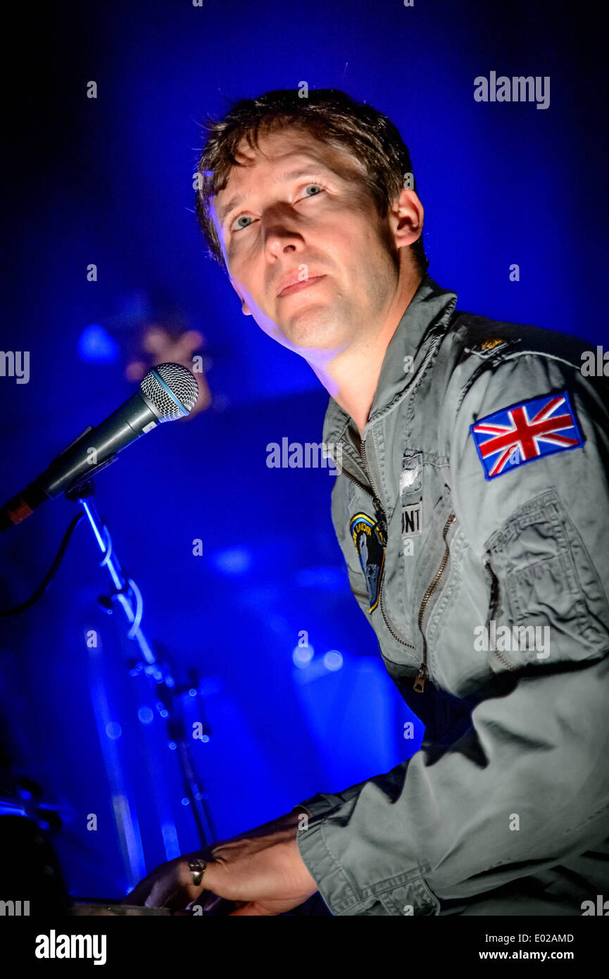 James blunt performed hi-res stock photography and images - Alamy