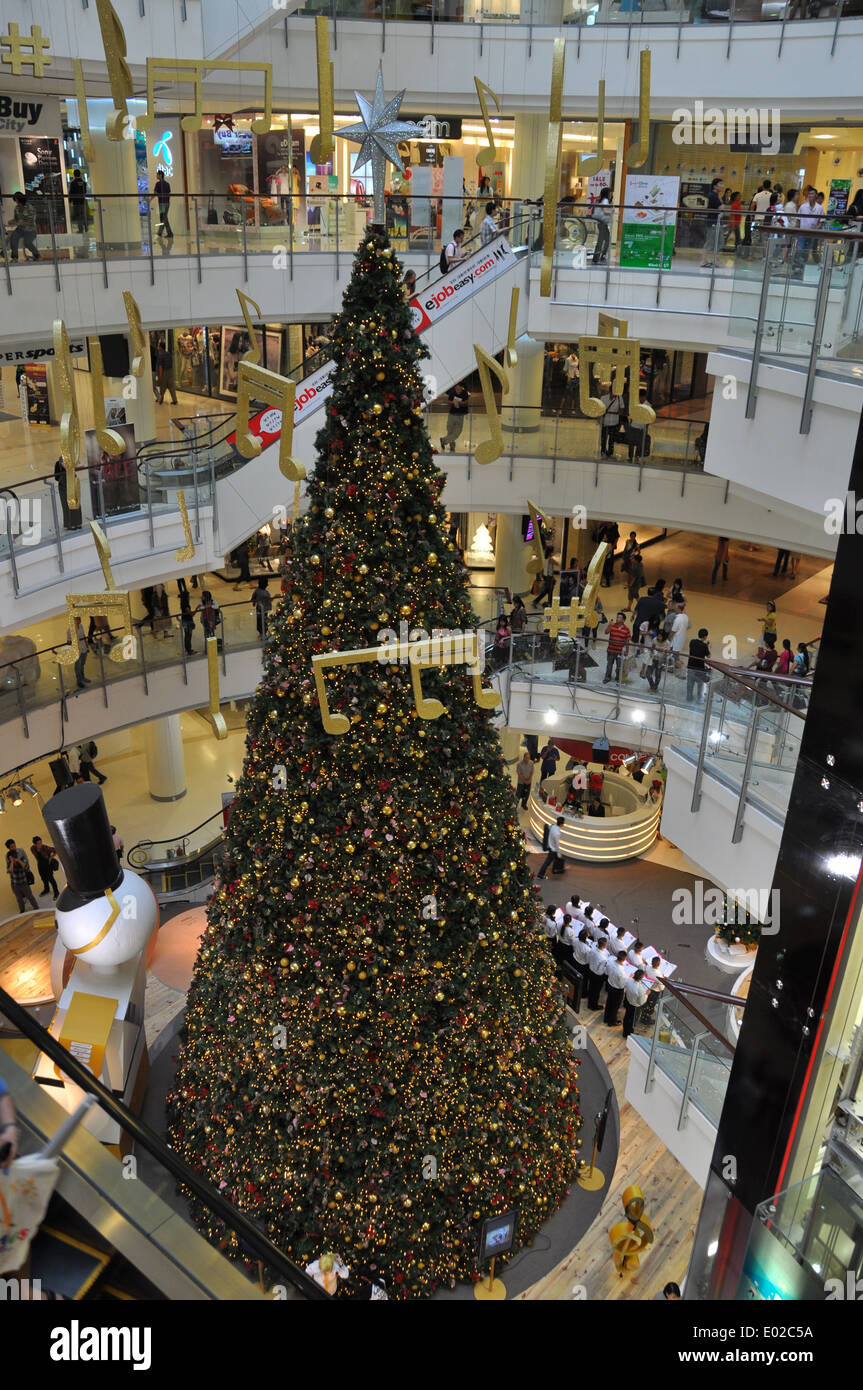 Department store decoration christmas tree hi-res stock photography and ...