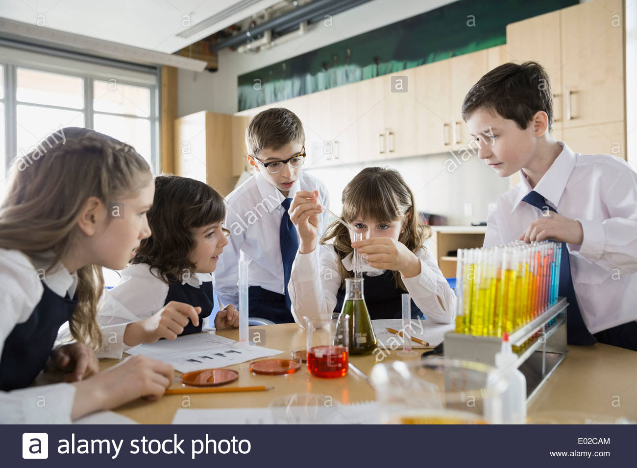 Elementary students conducting experiment in science classroom Stock Photo - Alamy