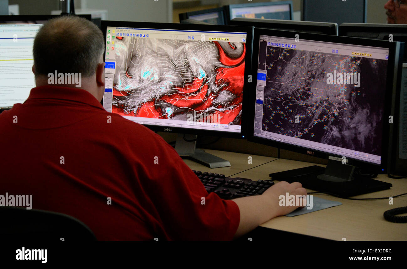 Norman OK, USA. 25th Apr, 2014. USA.NOAA/SPC Severe weather forecaster ...