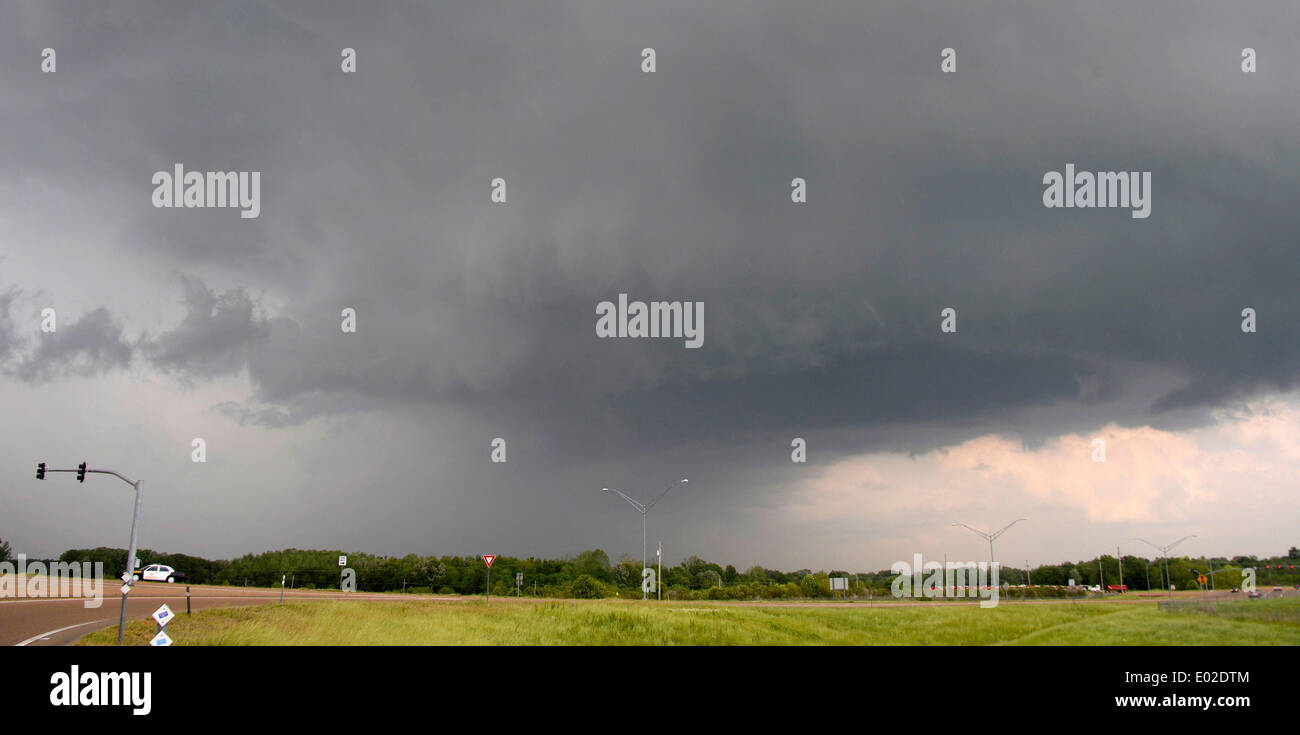 Canton Mississippi, USA. 29th Apr, 2014. USA-A severe thunderstorm wall ...