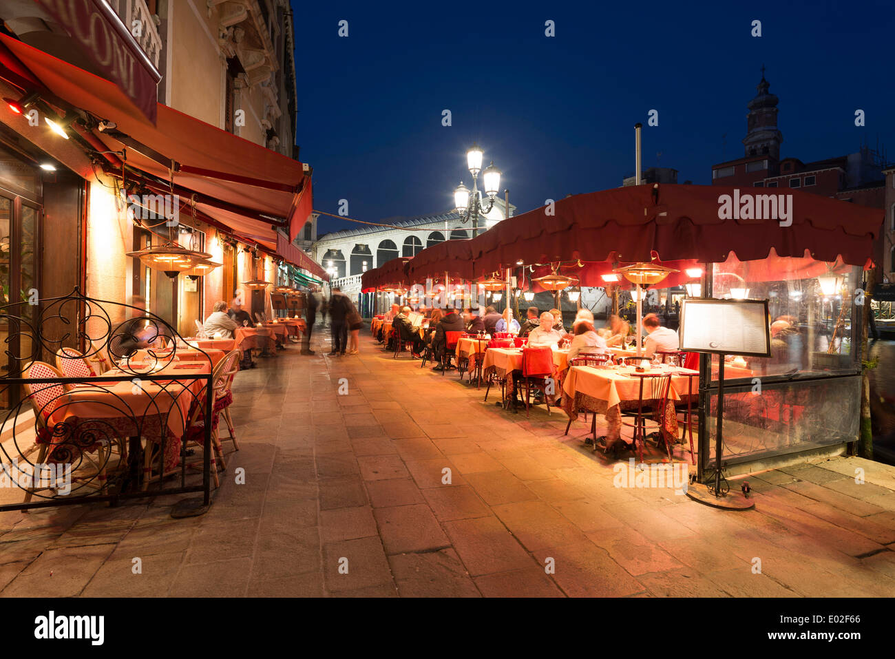 Outdoor restaurant in front of the Rialto Bridge, Ponte di Rialto, in ...