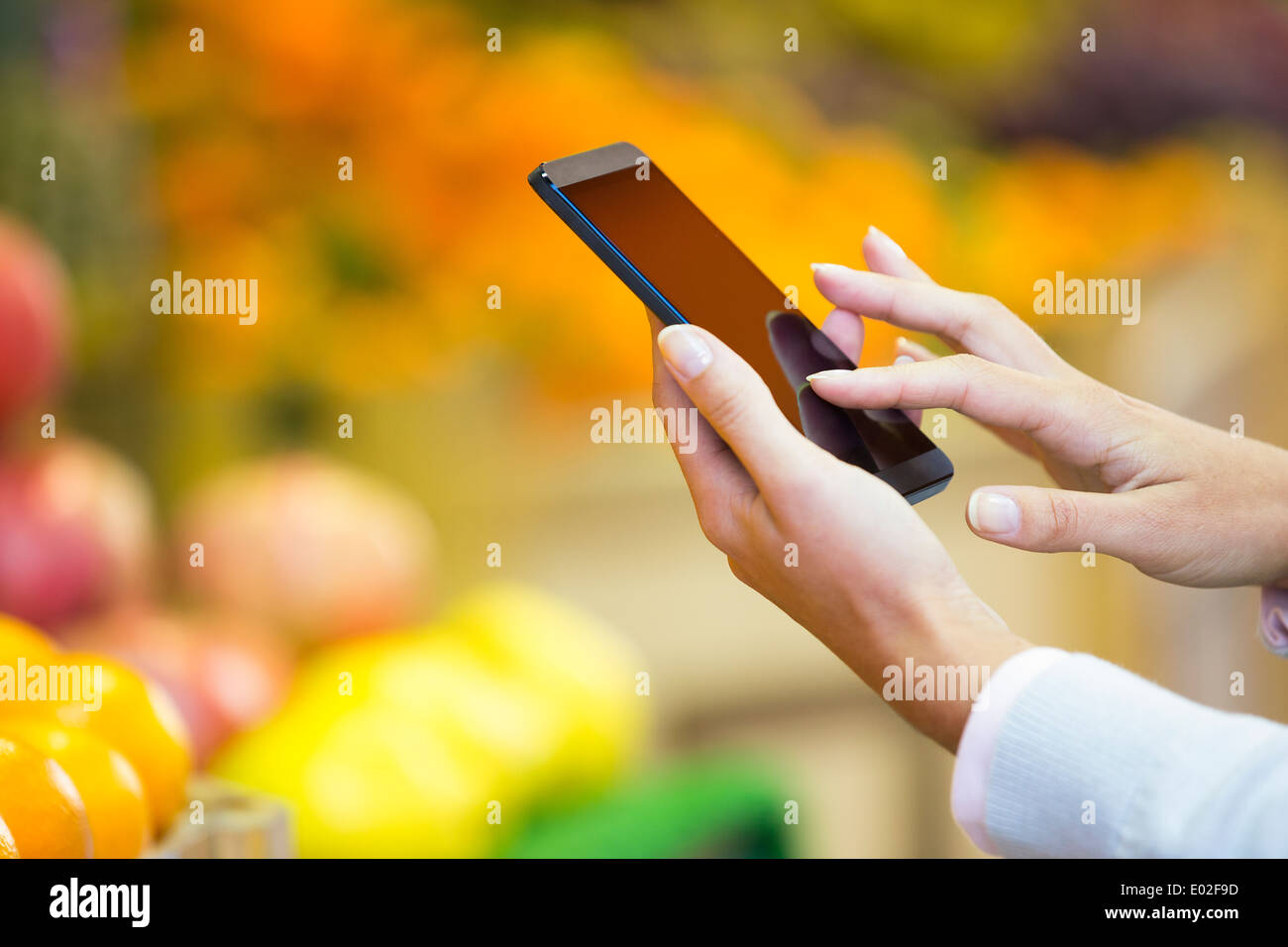 Female colse-up cell phone hand store Stock Photo - Alamy