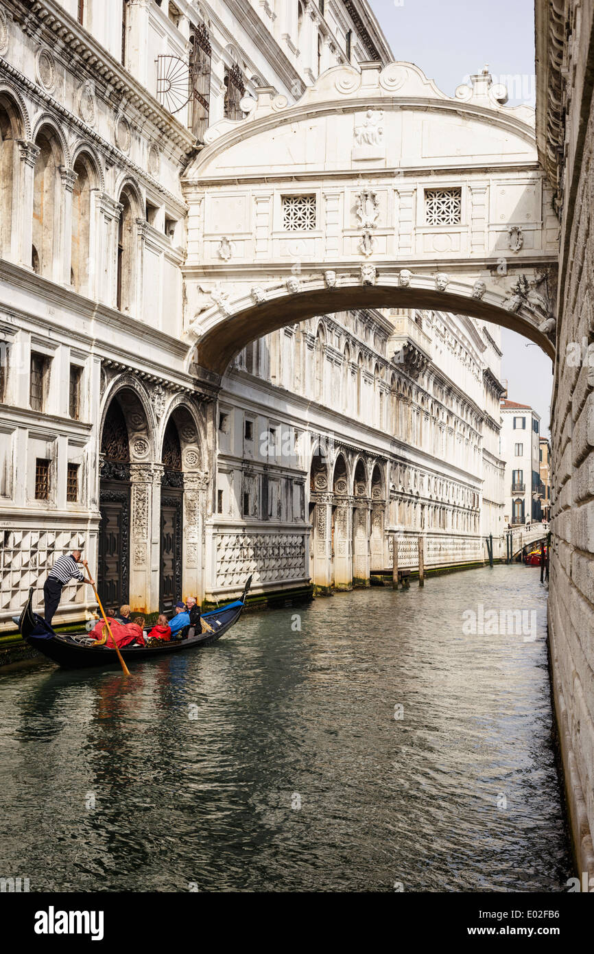 Gondola at the Bridge of Sighs (Ponte dei Sospiri), Venice, Italy Stock ...