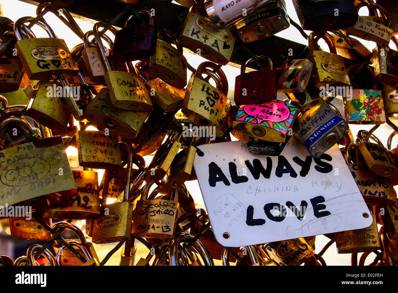 Paris love lock bridge hi-res stock photography and images - Alamy