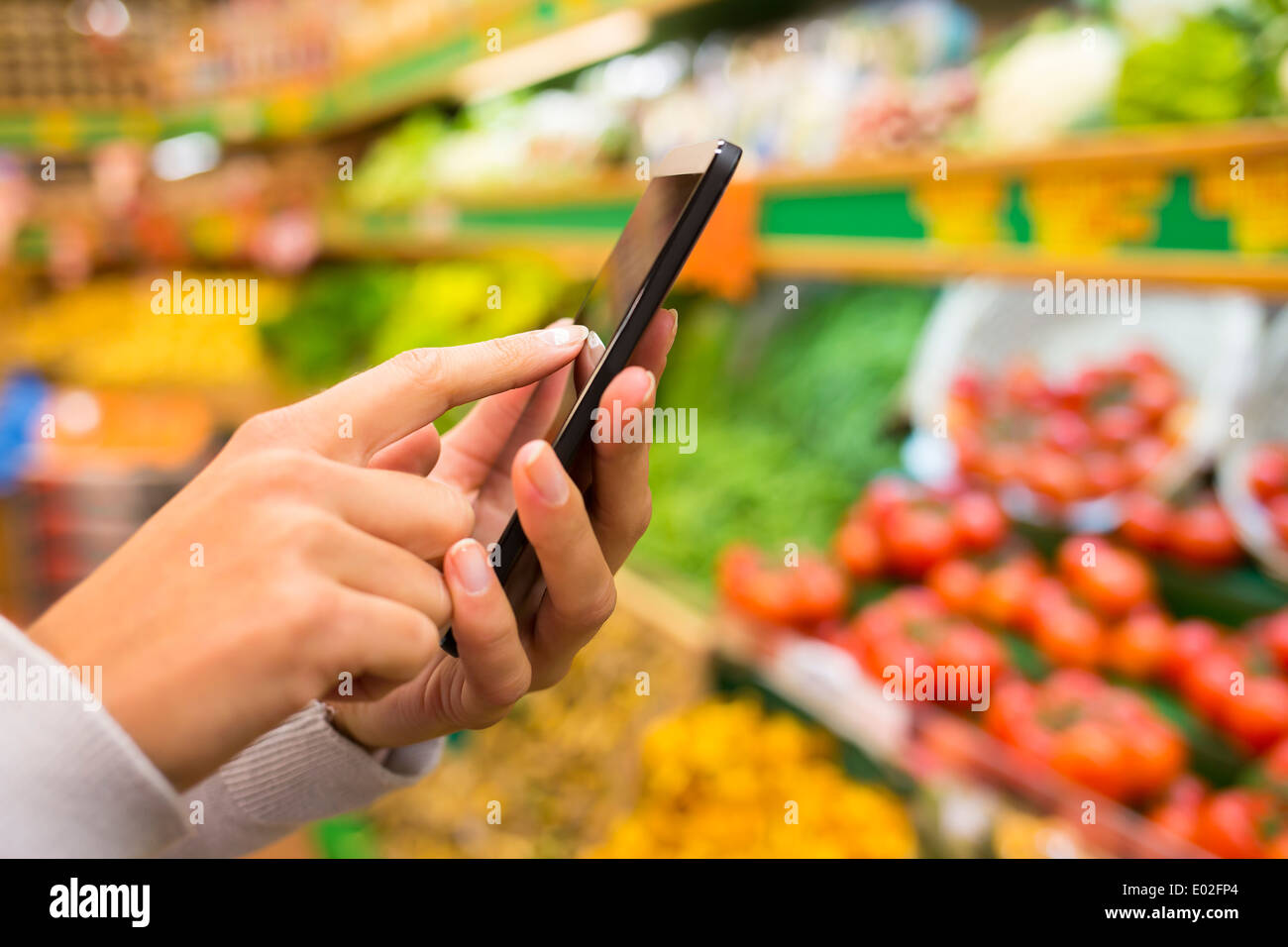 Hand holding phone up hi-res stock photography and images - Alamy