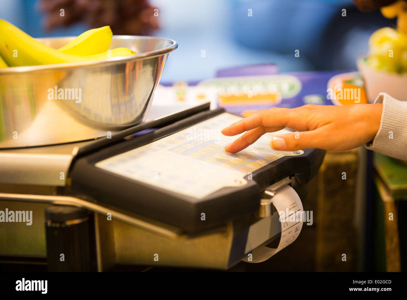 Female young close-up hand fruit bill scales Stock Photo - Alamy