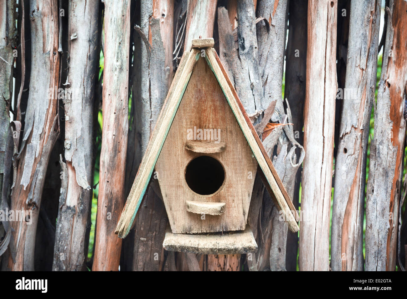 Bird house nesting hanging from wood bit log Stock Photo - Alamy