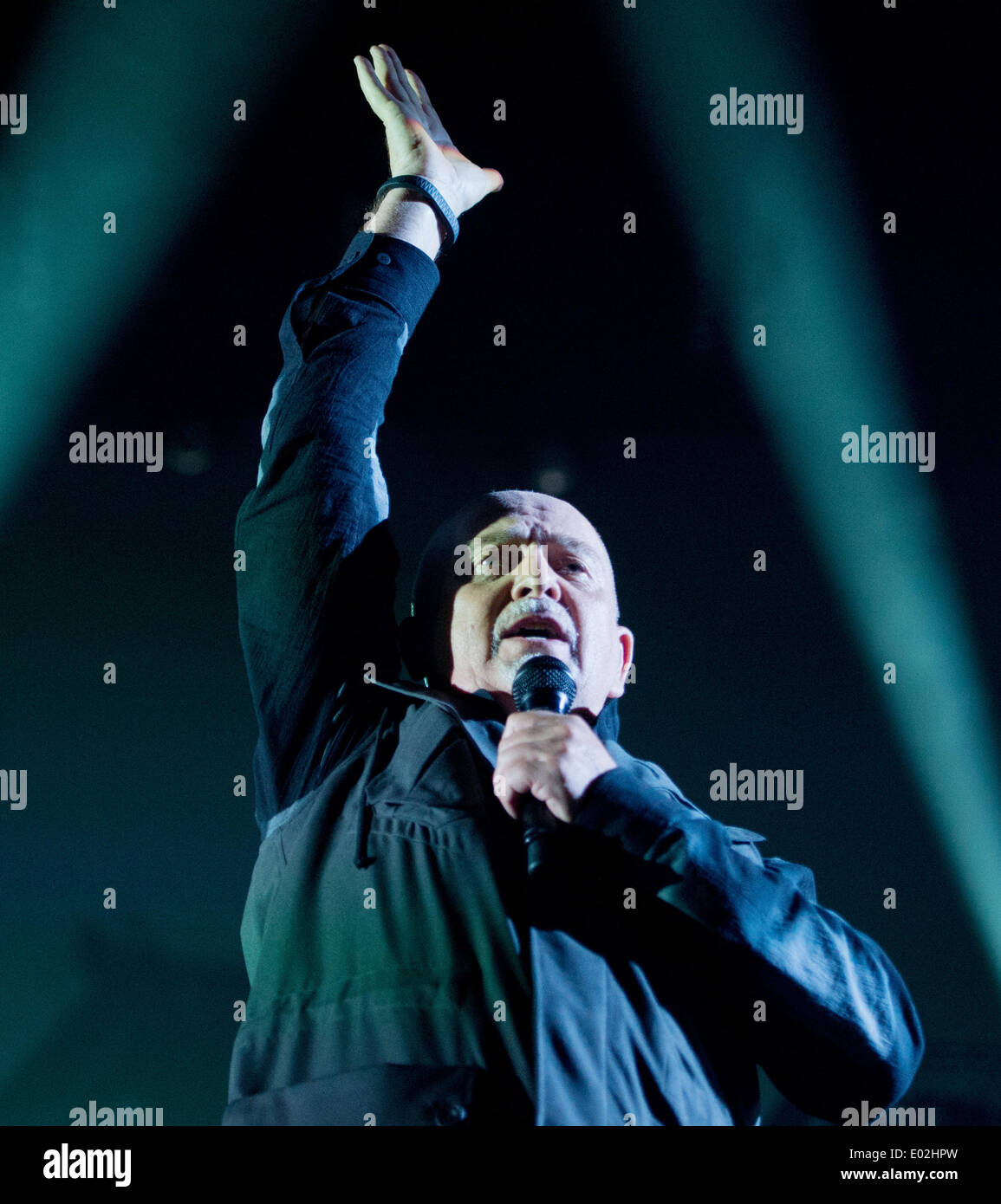 Main singer songwriter performs hi-res stock photography and images - Alamy