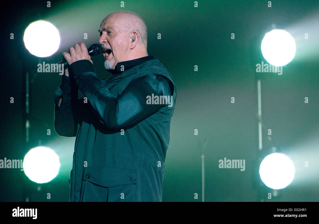 Main singer songwriter performs hi-res stock photography and images - Alamy